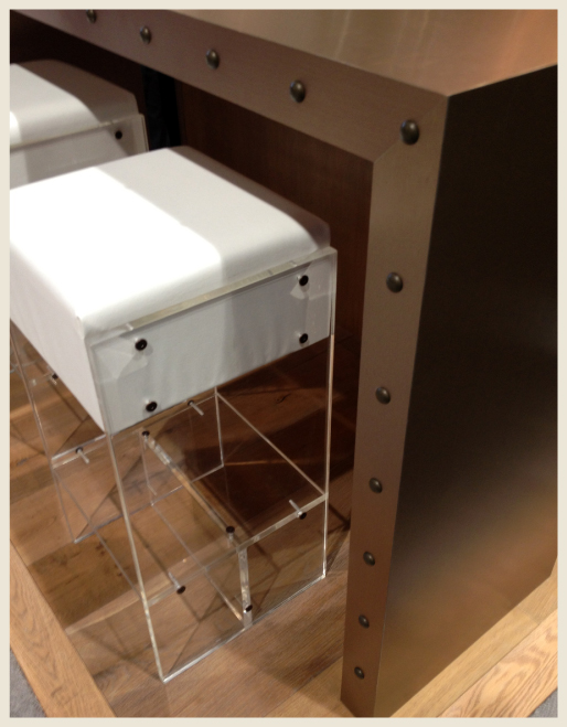 Studded table - Colorfully BEHR