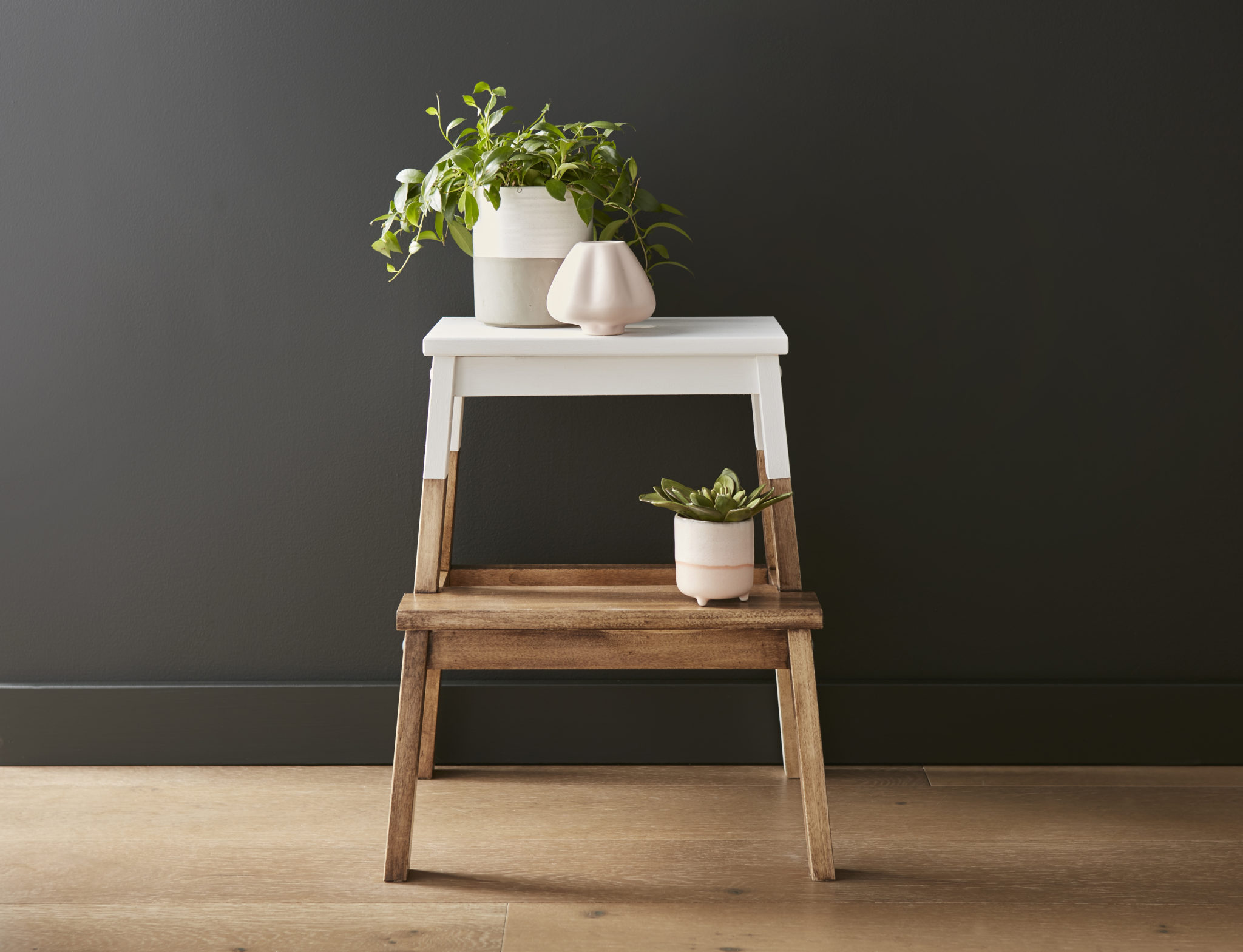 diy-2-tone-painted-step-stool-plant-stand